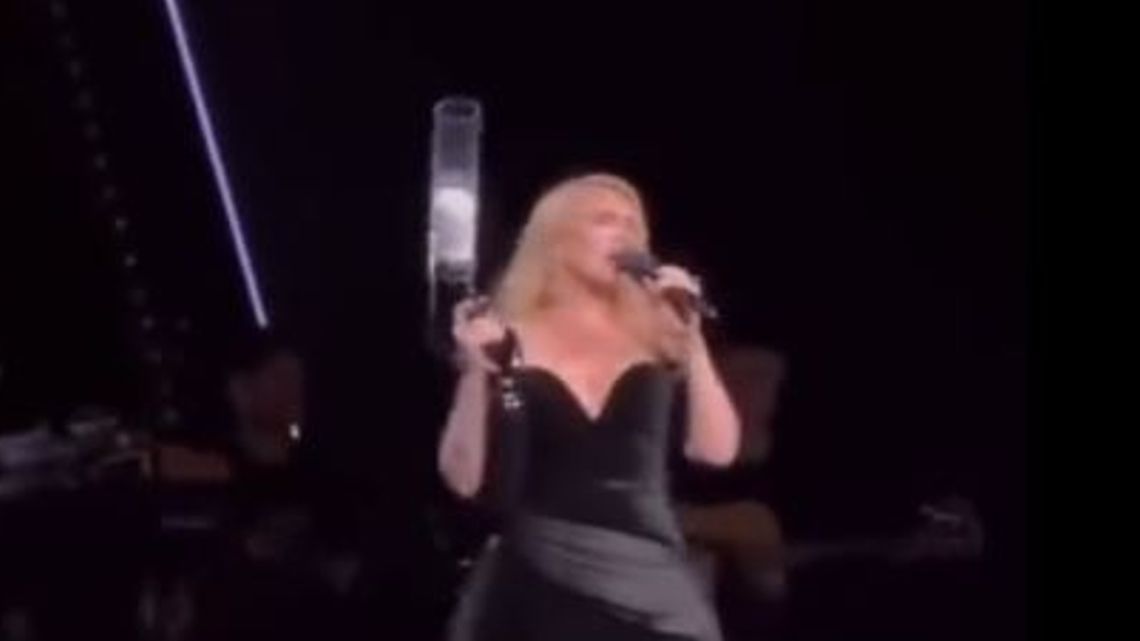 En Pleno Show Adele Advirtió A Los Fans Que Intenten Lanzar Objetos Al Escenario Atrévete A