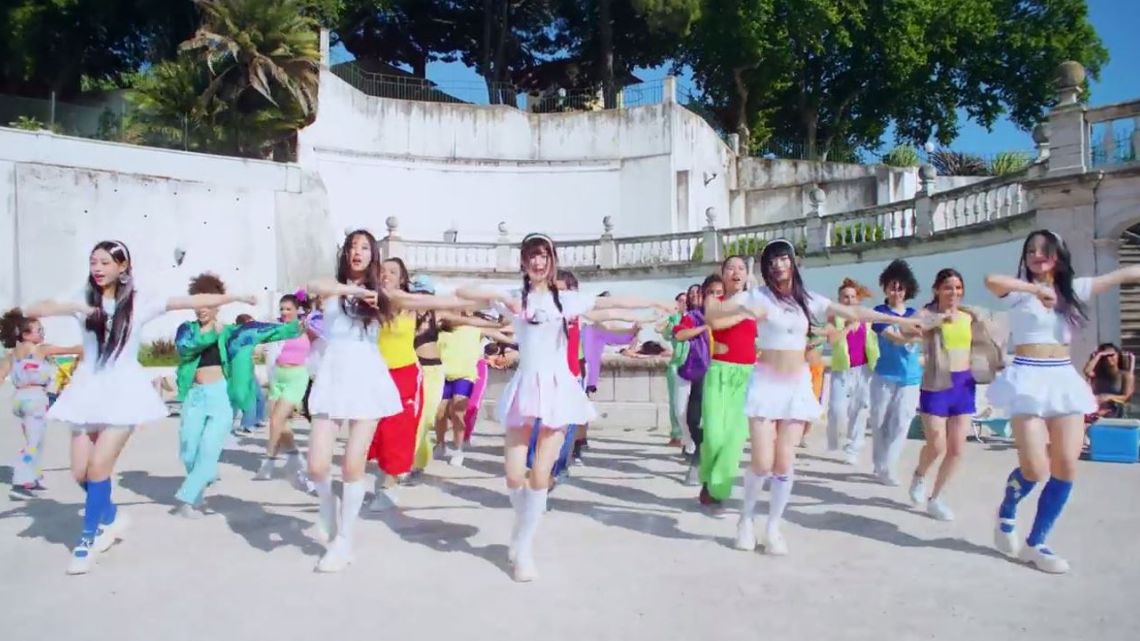 NewJeans estrenó el espectacular video de Super Shy, y publicó la icónica práctica de baile ...