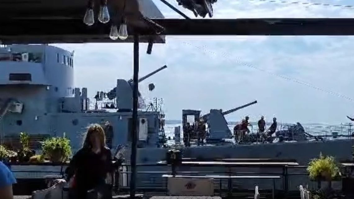 El momento en que un barco de la Armada choca contra un bar flotante ...