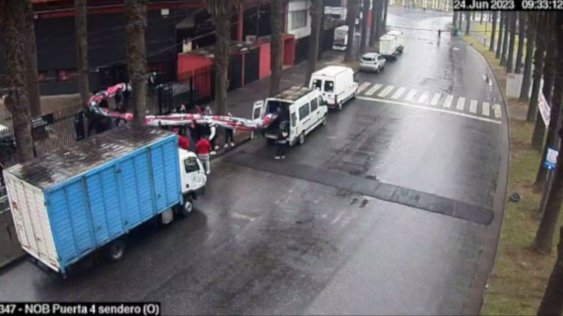 Cómo fue la logística de la confección de la bandera de Los Monos | Perfil