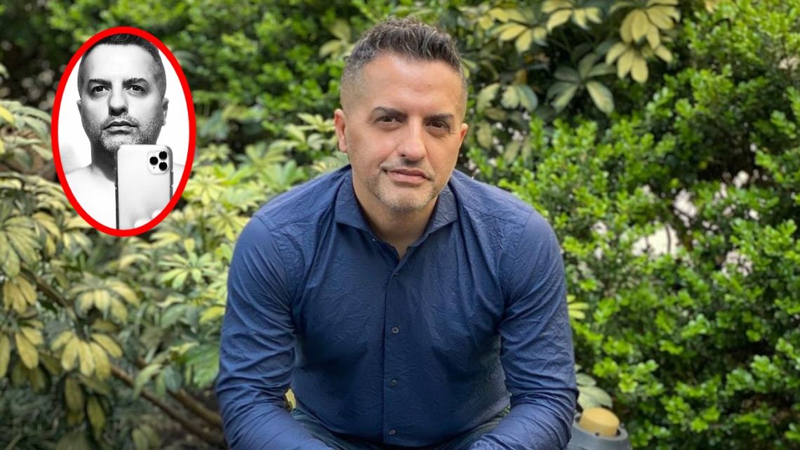 La foto de Ángel de Brito mostrando su cuerpo frente al espejo que ...
