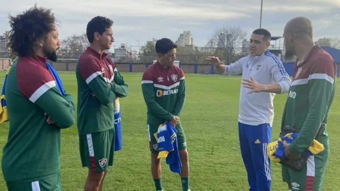 La visita de Riquelme al plantel de Fluminense: regaló camisetas de ...