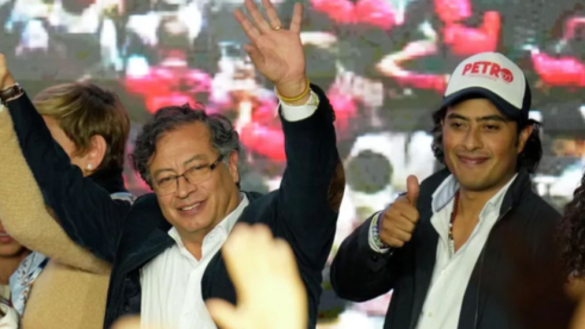 Sigue el escándalo en Colombia: denuncian a Gustavo Petro por lavado de ...