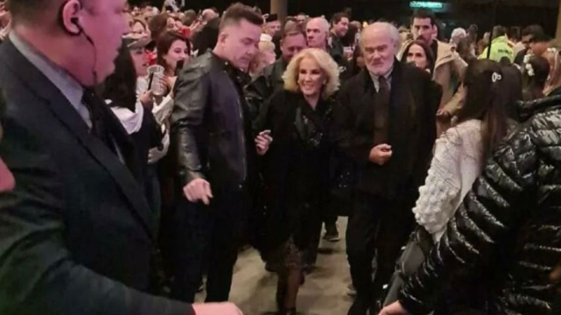 Video: Luis Miguel bajó del escenario y saludó a Mirtha Legrand | Perfil