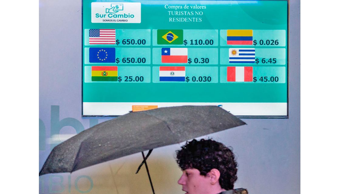 El dólar blue cerró a 720 pesos, pero cotizó 115 pesos más que la ...