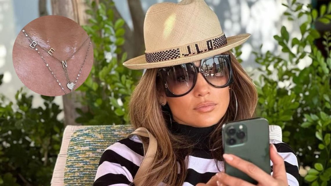 Perdidamente enamorada: Jennifer Lopez lleva un collar con las letras ...