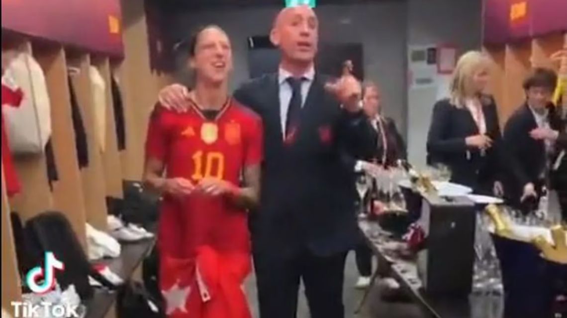 El Nuevo Video Del Vestuario De España Tras El Polémico Beso Perfil