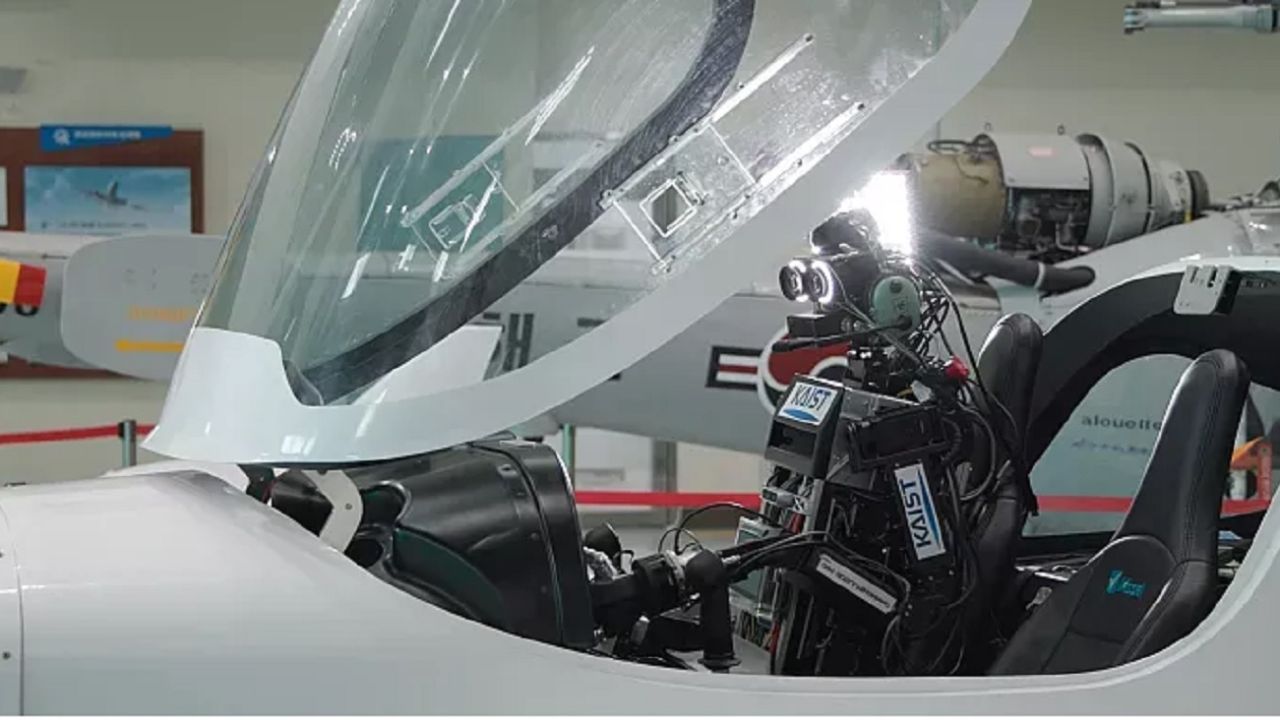 Te presentamos a Pibot, el primer robot-piloto del mundo | Weekend