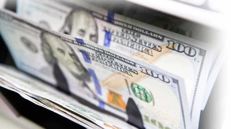 Fernández leaves with 'blue dollar' close to 1,000 pesos a dollar ...
