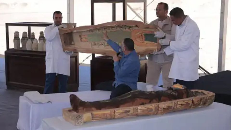 Sorprendente: descubren un milenario cementerio intacto de momias en ...