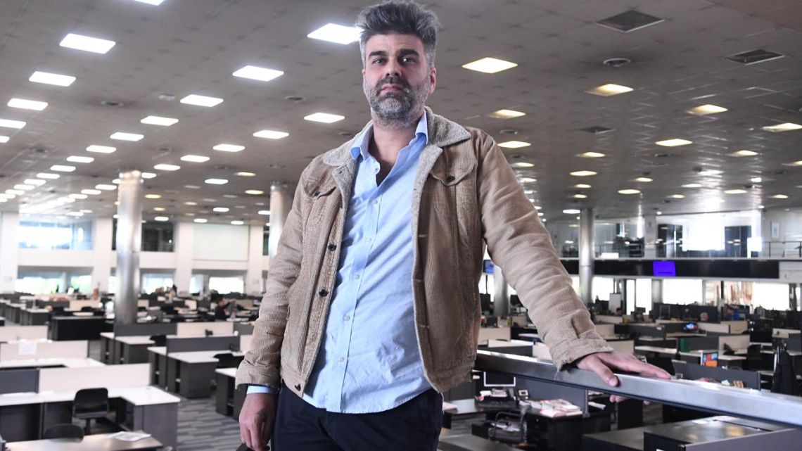 A los 22, lo bautizó Bergoglio y ahora escribe una saga de terror | Perfil