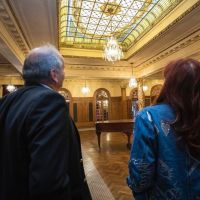 Mono y campera de jean: Cristina Kirchner apostó por un look total ...