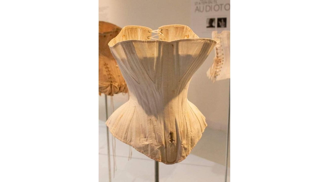 Encorsetadas’’: el corset y sus transformaciones | Caras