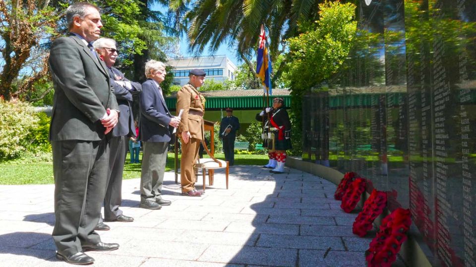 Poppy Day marked at Remembrance Day service | Buenos Aires Times