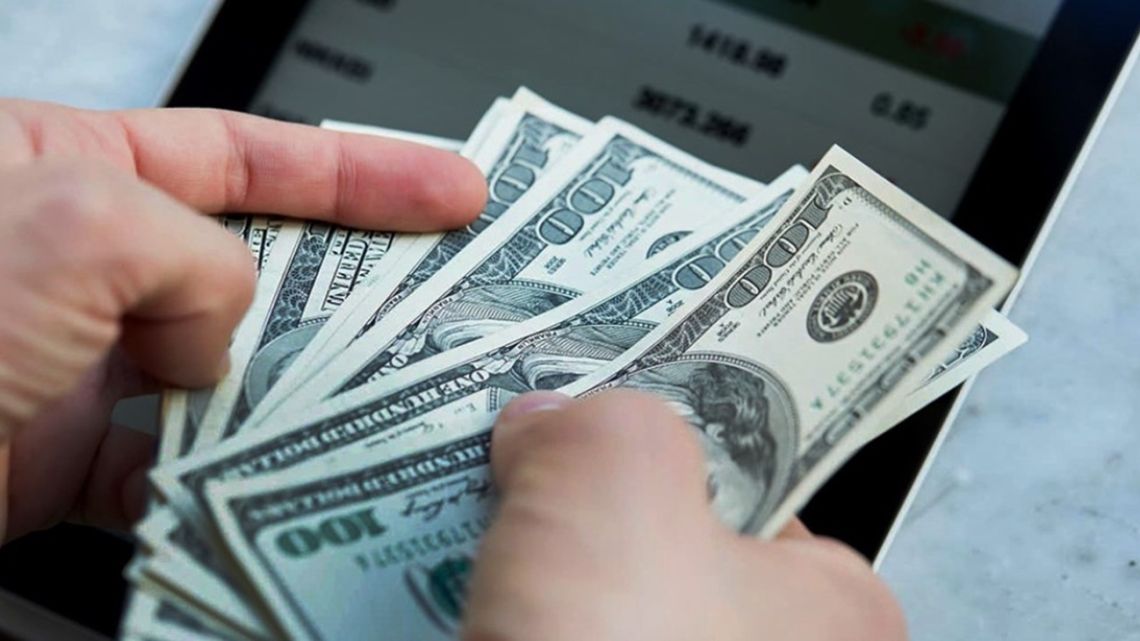 Dólar: en un virtual feriado cambiario y a la espera de medidas el ...