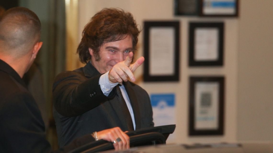 "Ya sé que estoy piantao, piantao": Milei eligió "Balada para un Loco ...