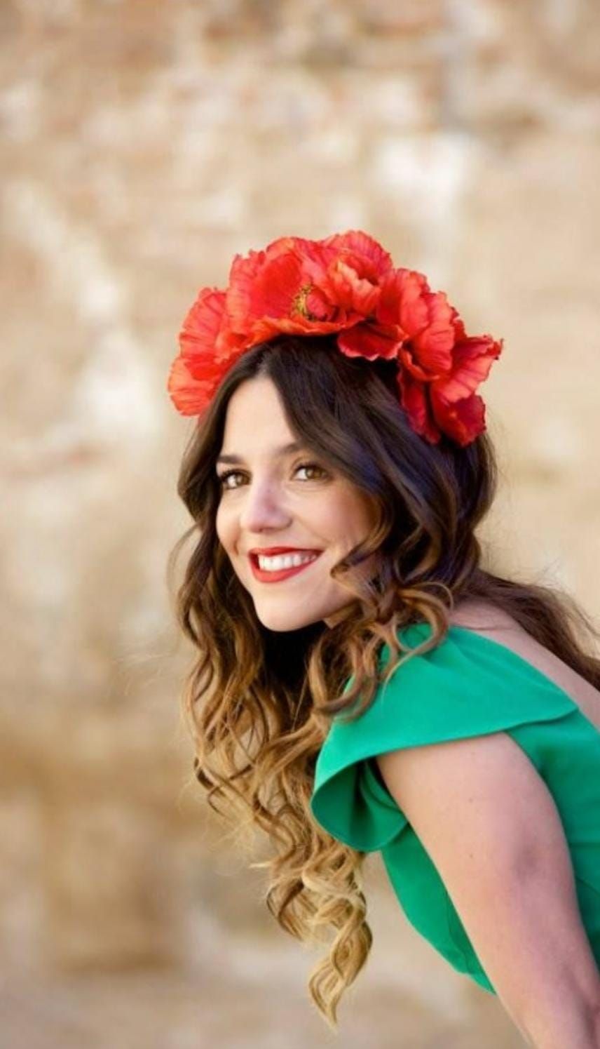 El tocado de flores, el accesorio elegante preferido de Juana Viale ...