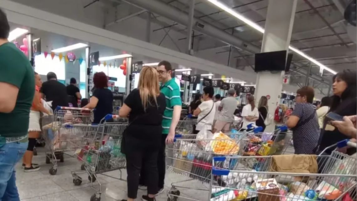 Long lines in supermarkets and wholesalers to try to protect themselves ...