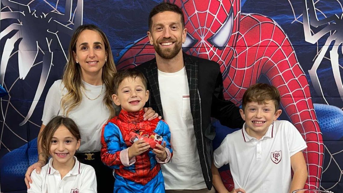 Quién es Linda Raff, la mujer del Papu Gómez: bajo perfil, arquitecta y ...