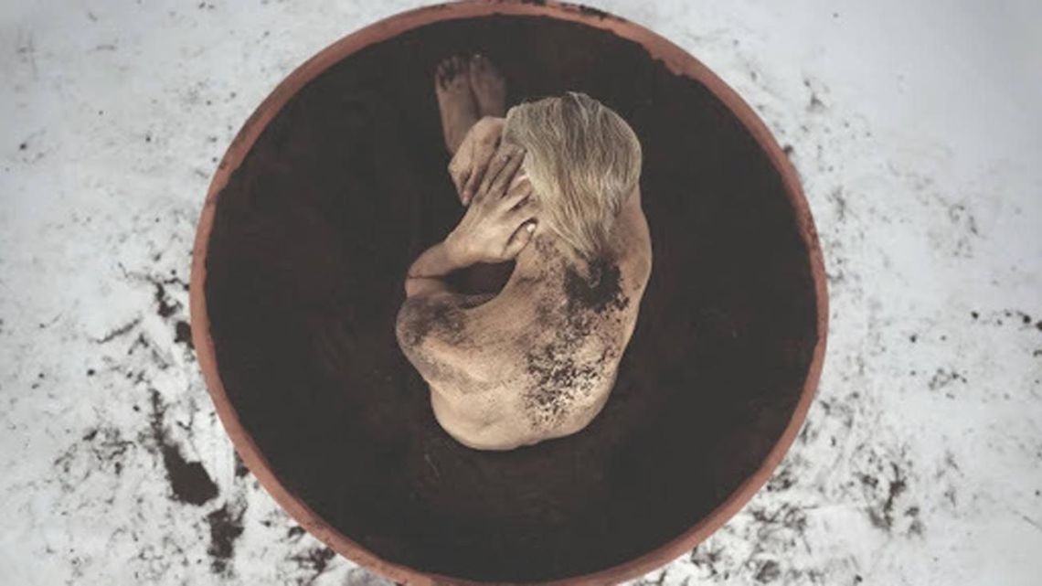 Aku Menditeguy: una poeta que escribe versos con su cuerpo | Caras