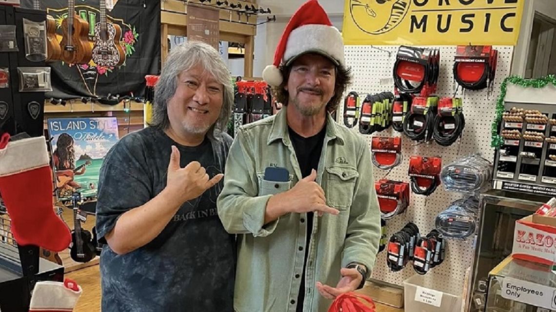 El cantante de Pearl Jam sorprende con particular regalo a tres chicos ...