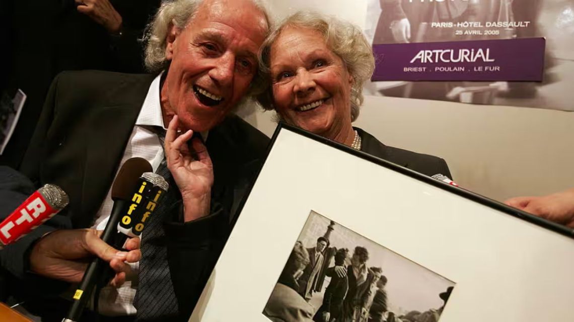 Murió a los 93 años la protagonista de la famosa foto del beso en París ...