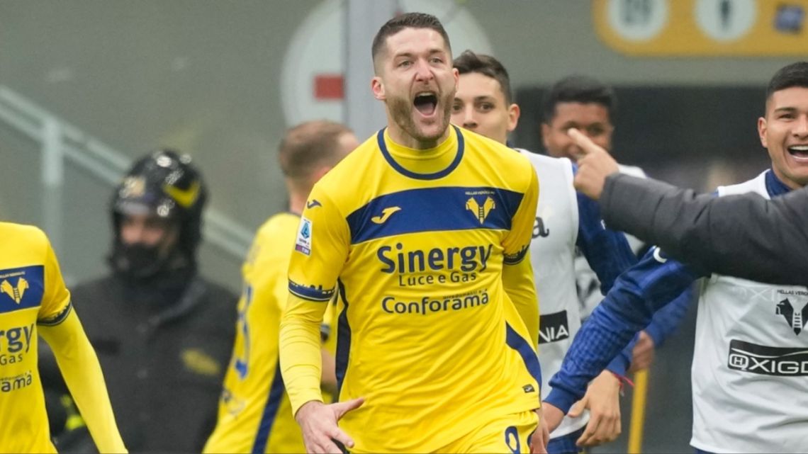 Thomas Henry, delantero del Hellas Verona, recibió amenazas tras la ...