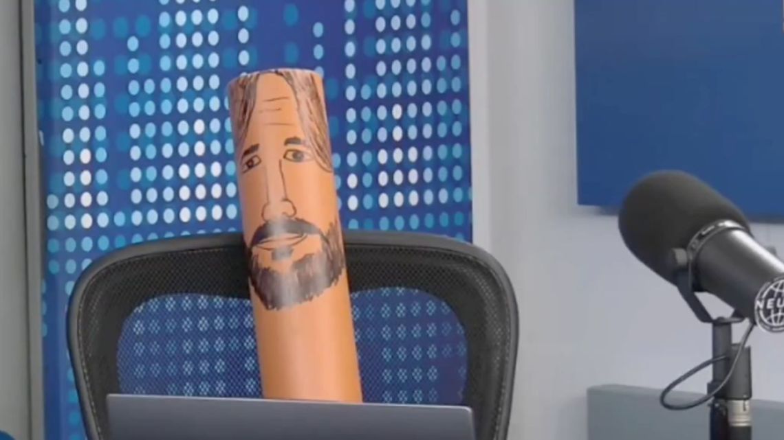 Un panelista de Neura golpeó a una figura de Nicolás del Caño y la ...