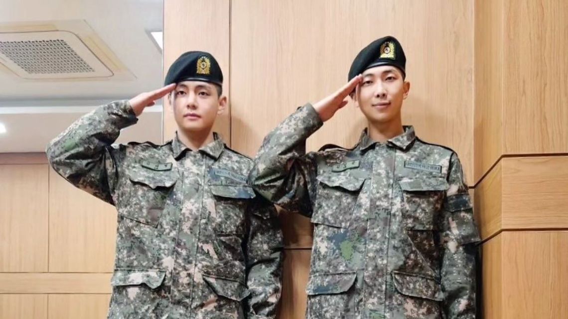 Kim Taehyung y RM de BTS, fueron premiados como "Aprendices de Élite" durante su entrenamiento ...