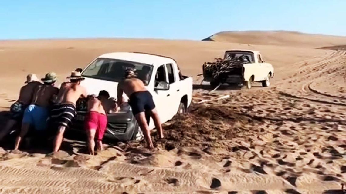 El video viral de la pick-up antigua que rescató a una 4x4 atascada en ...