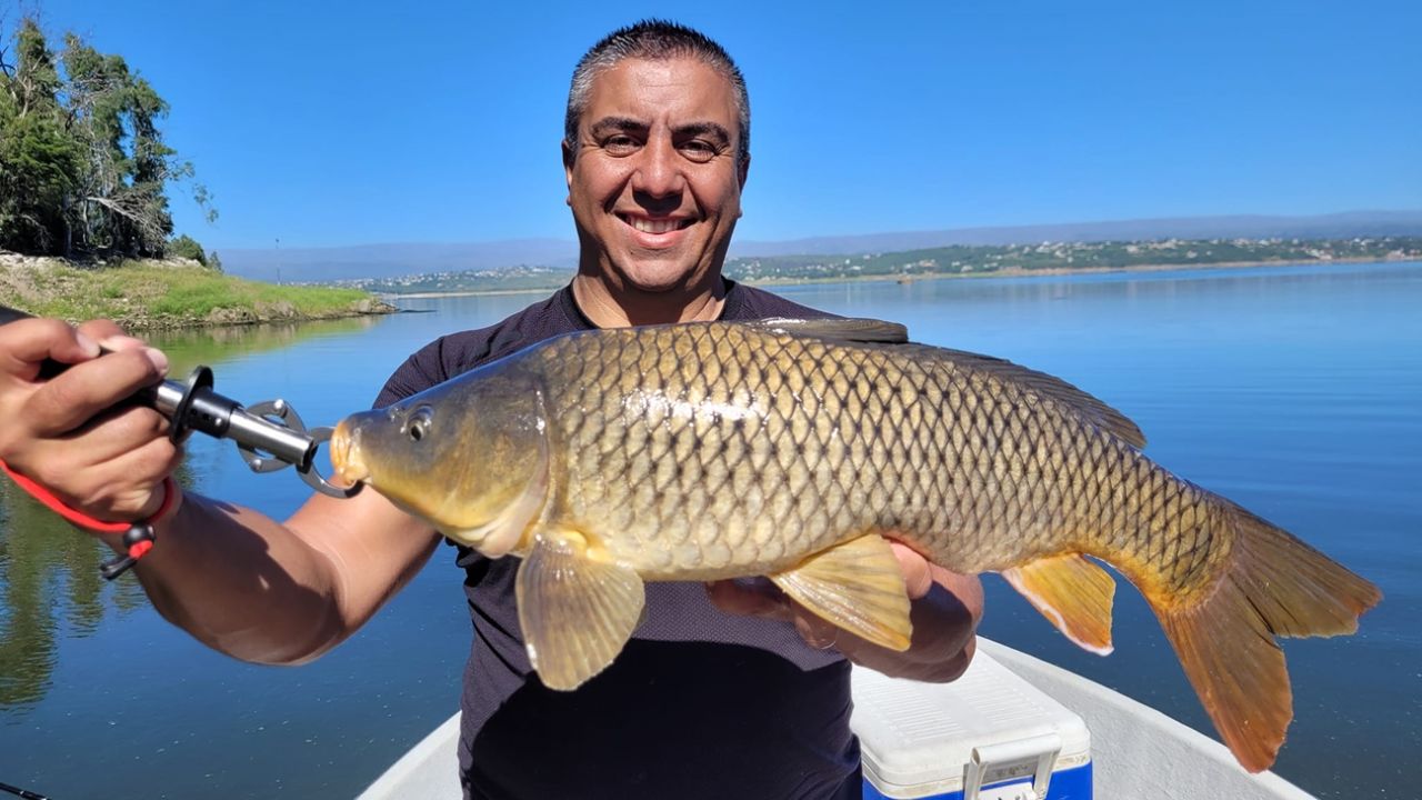 Buen pique de carpas en uno de los lagos más emblemáticos de Córdoba | Weekend