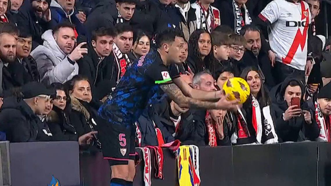 Repudiable: un hincha le metió un dedo en la cola a Lucas Ocampos en ...
