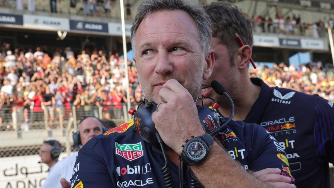 El jefe de mecánicos de Red Bull, Christian Horner presentó el RB20 de cara a la temporada 2024 ...
