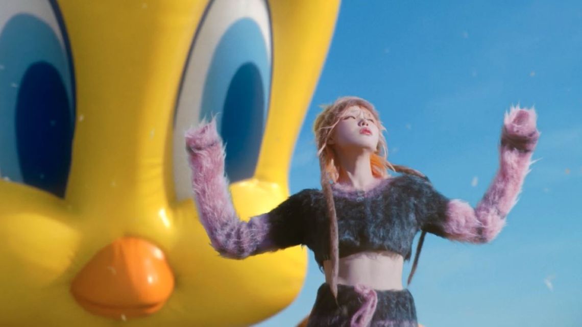 IU lanzó el video de "Holssi", single principal de su álbum "The ...