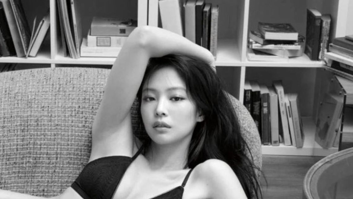 Jennie, de BLACKPINK, deslumbra en ropa interior en la nueva campaña de Calvin Klein mientras ...