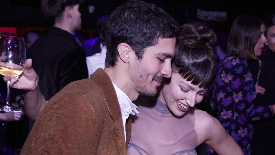 Clásico y transparencias, Úrsula Corberó y el Chino Darín deslumbraron ...