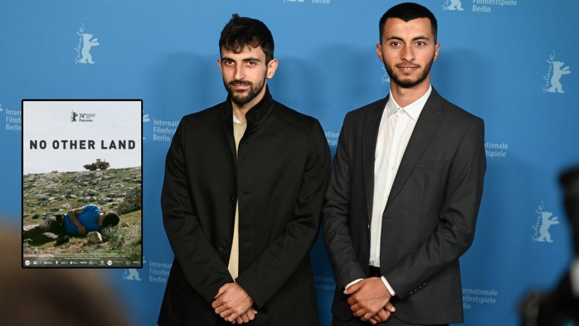 Colonos y soldados israelíes irrumpen en la casa del director Basel Adra, ganador del Óscar por ...