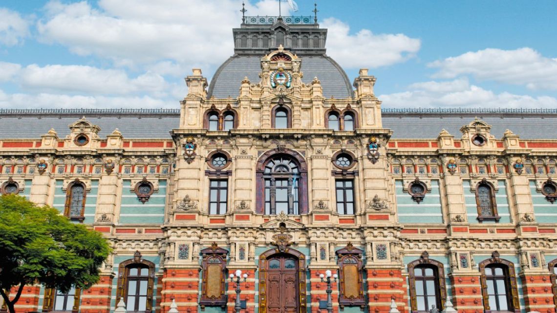 Sin dólares, Caputo sale a vender AySA, como caso testigo del plan para ...