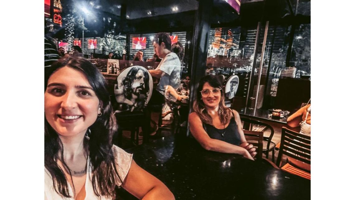 Dos amigas, una misión: dejar de ser parte del montón y convertirnos en las protagonistas de ...