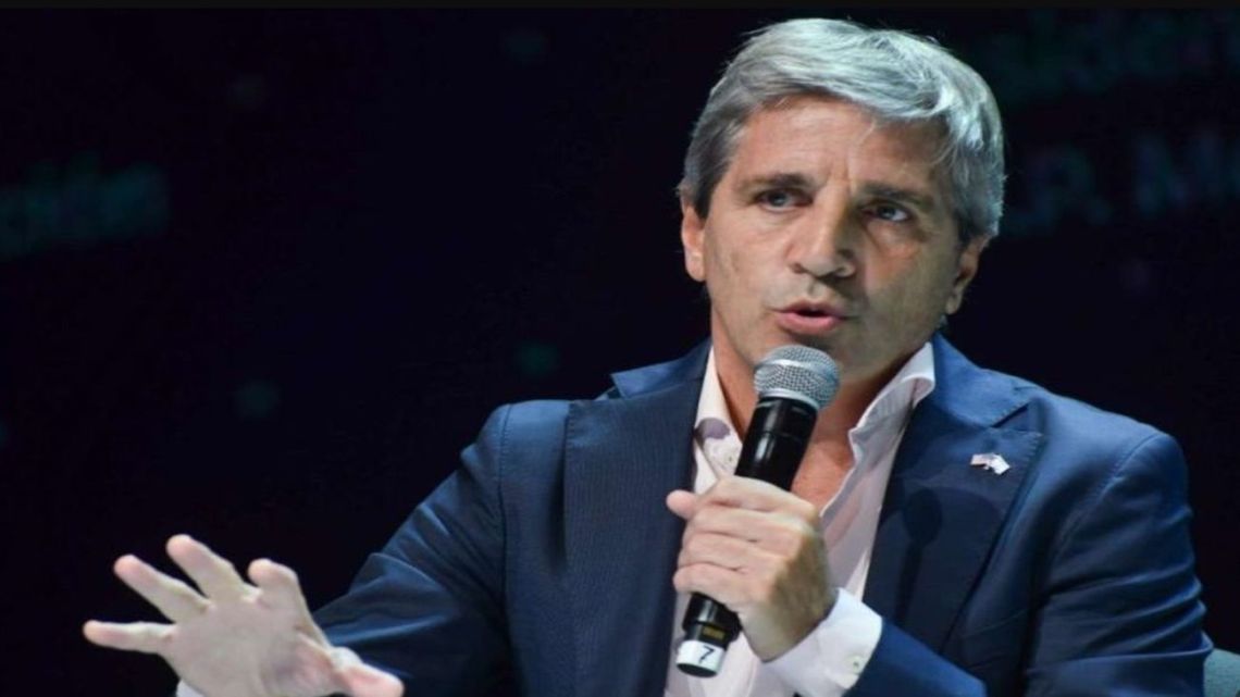 Caputo mantuvo un encuentro con los empresarios de supermercados | Canal E