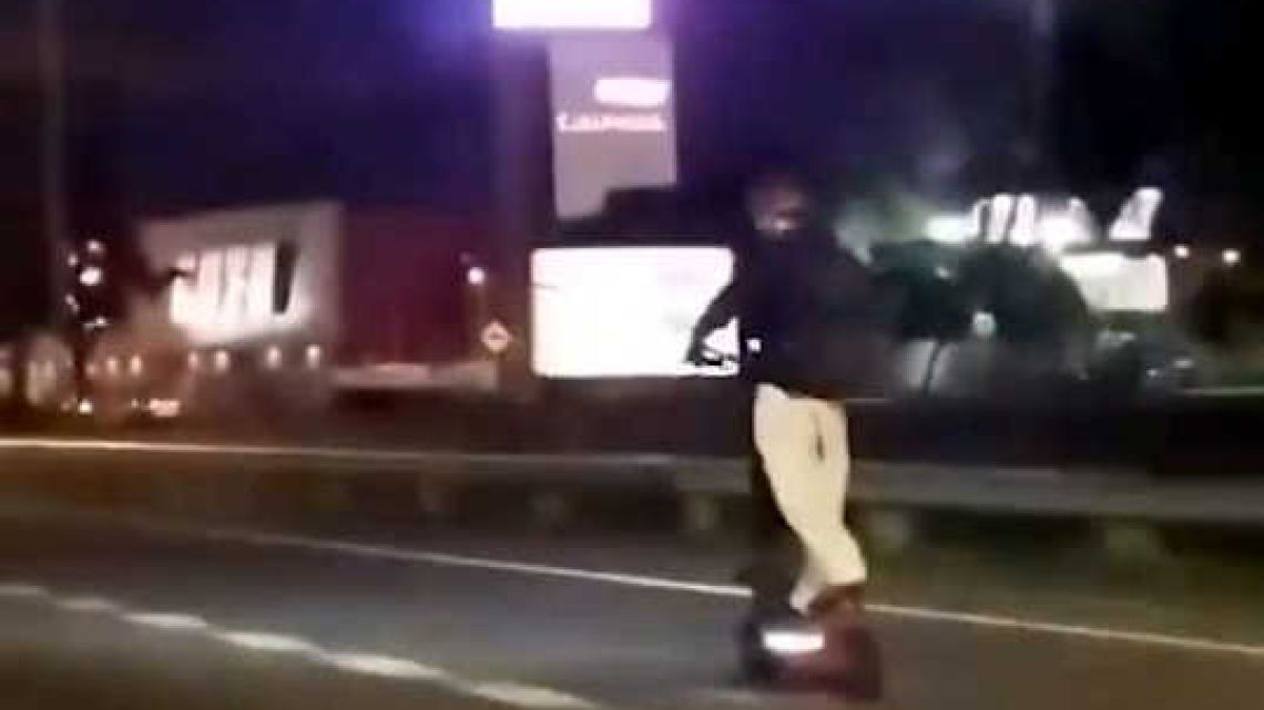 Video: manejó un monopatín eléctrico por la autopista Panamericana de ...