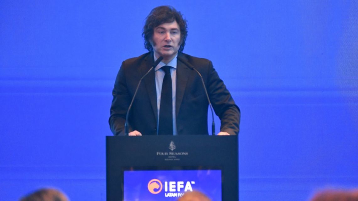 Revelan que Javier Milei pide bajar las luces cuando habla por "la ...