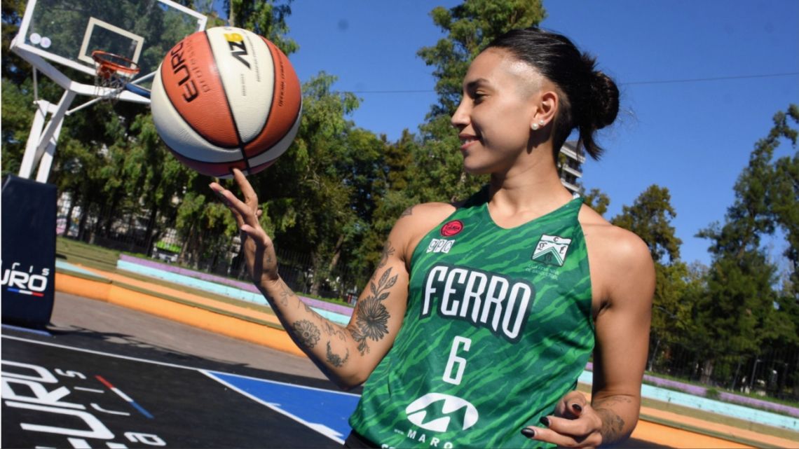 La cautivante historia de Mica González, la reina del básquet callejero ...