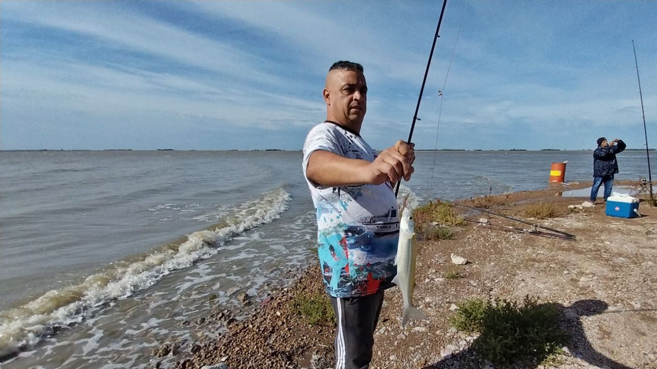 Desde la orilla, pejerreyes en laguna Cochicó | Weekend