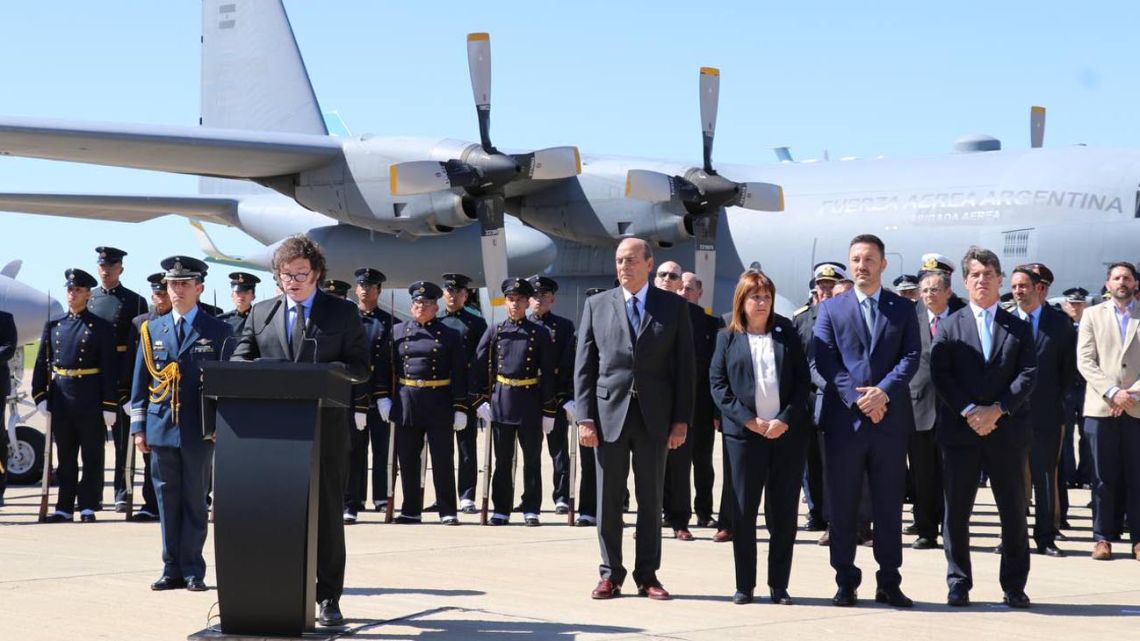 Javier Milei participa de la entrega de la aeronave Hércules C-130 a la ...