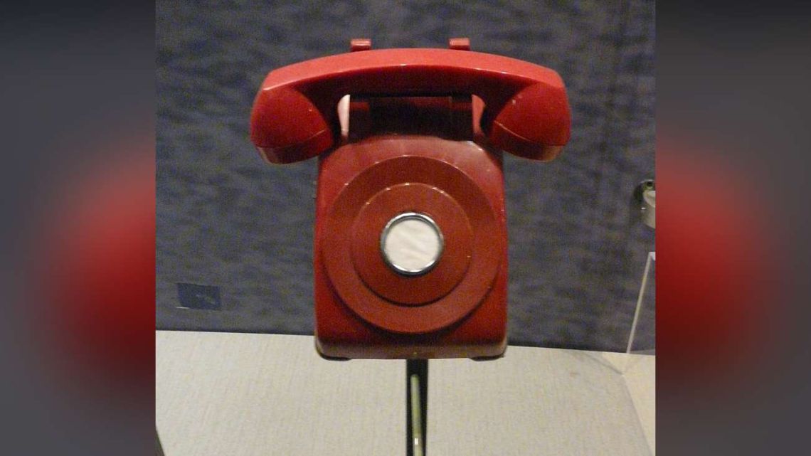 El 5 de abril de 1963 se conectó el "teléfono rojo" que comunicaba a EE ...