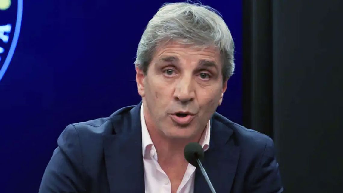 Una científica argentina escrachó a Caputo en un shopping en Washington ...