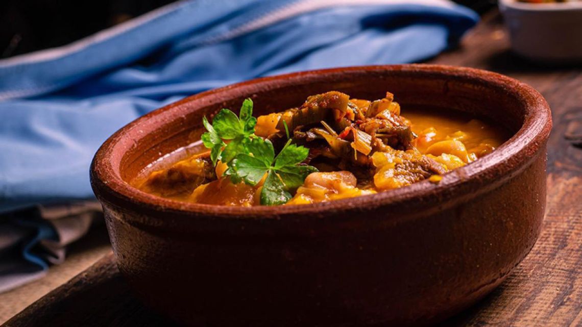De cocinar a comprar: los precios del locro en Córdoba para este Día ...