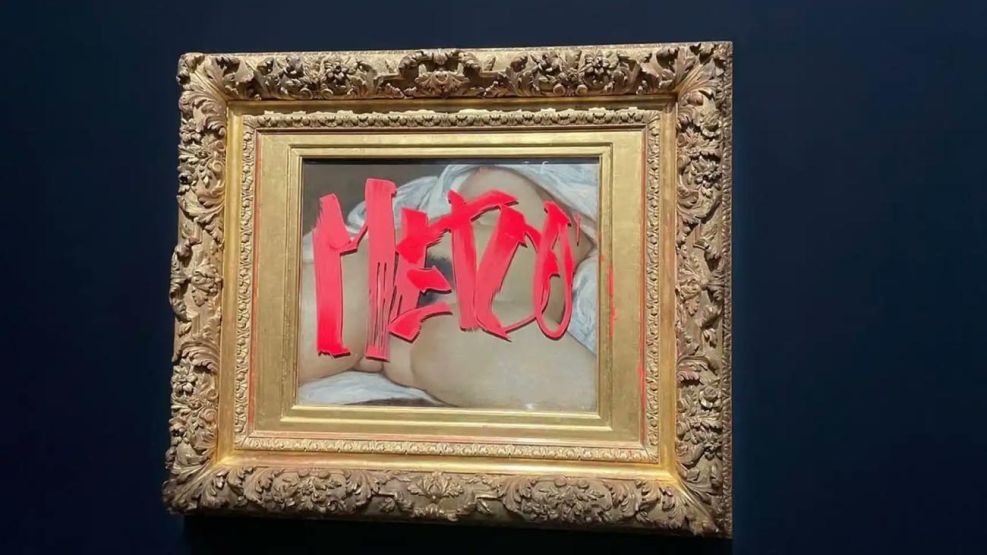 Dos mujeres pintaron “me too” en “El origen del mundo”, una obra rodeada de polémica | Perfil