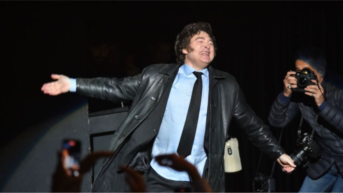 Javier Milei cantó en el Luna Park y empezó su show con una prenda ...